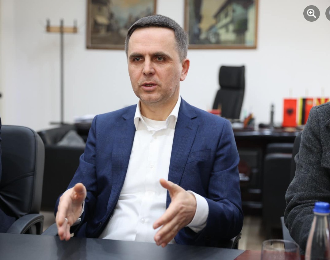 Верувале или не? Касами го истакна македонското знаме (ФОТО) - Pressing TV